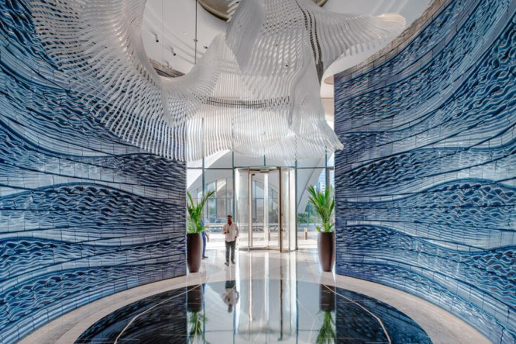 ドバイの高級ホテルに900枚超の3Dプリントタイルを採用 Studio RAPがセラミック造形による大型壁面を実装 | 業務用3Dプリンターの ...